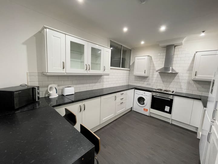 4 Bedroom Spacious Flat - Croydon