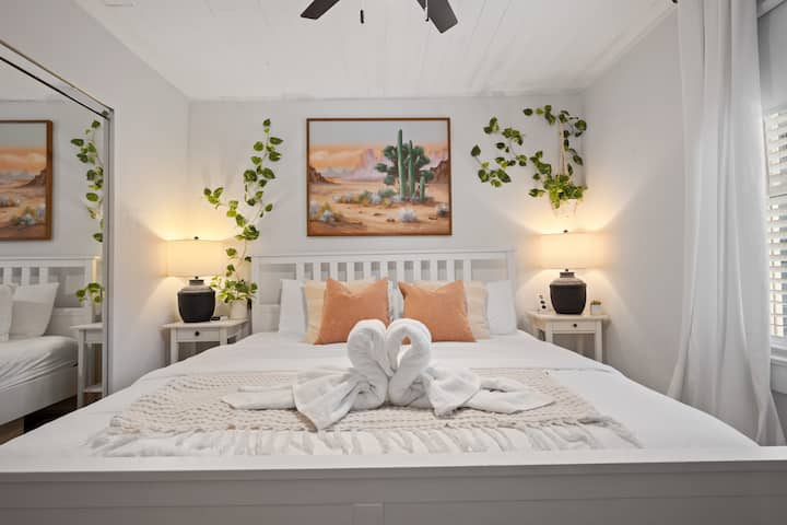 Tampa Jungle Bungalow - Tampa, FL