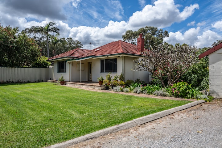 Charming 3-bedroom Retreat With Modern Comforts - Kalamunda