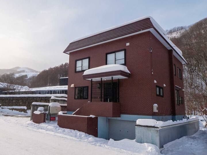 スキーリゾートまで徒歩1分、プライベートコテージ、サウナ、Bbqハウス付き - 삿포로시