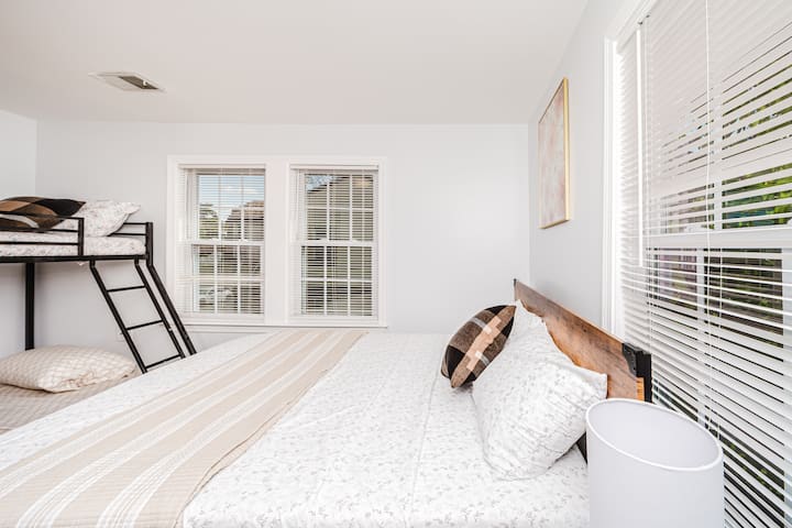 Free Parking + W/d, Cozy 2br Quincy Near T & Beach - Quincy, MA