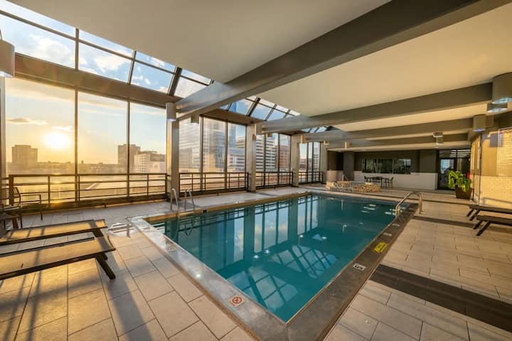 High-rise Downtown Suite | Free Parking/pool/gym - Minneapolis, MN