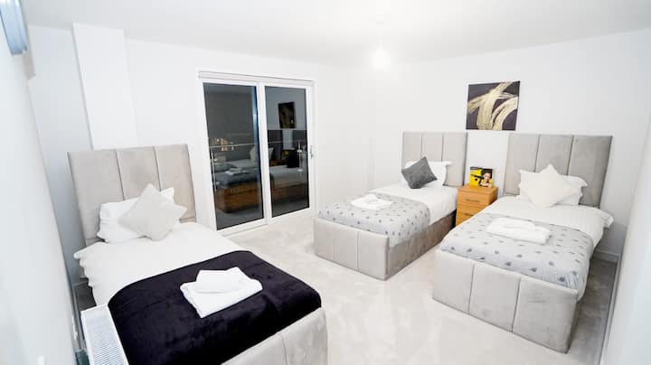 Luxurious 3-bedroom In Slough With Free Parking - Slough