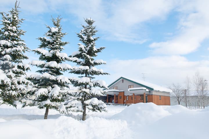 大雪山連峰に囲まれた一軒家。スキー場車4分/無料駐車6台/最大8名/ホスト常駐/長期滞在ok! - Asahikawa