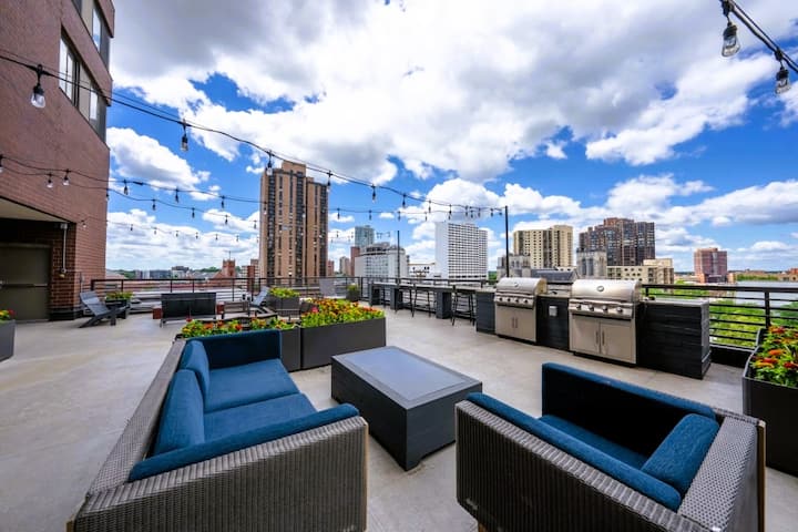 Modern Flat On 23rd Floor • Free Parking+pool+gym - Minneapolis, MN