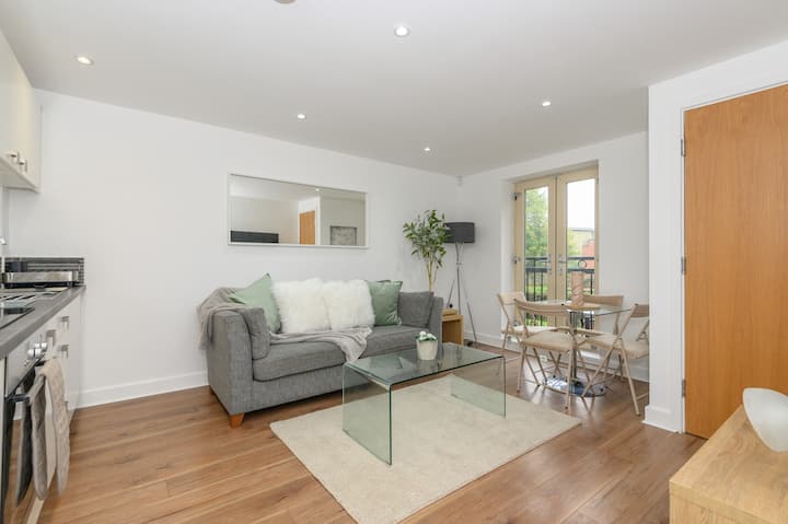 Stylish Waterfront Retreat - Book For The Holidays - Leeds