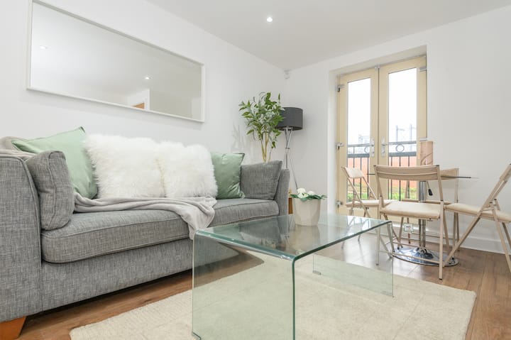 Waterfront Duplex Retreat - Near Xmas Markets - Leeds