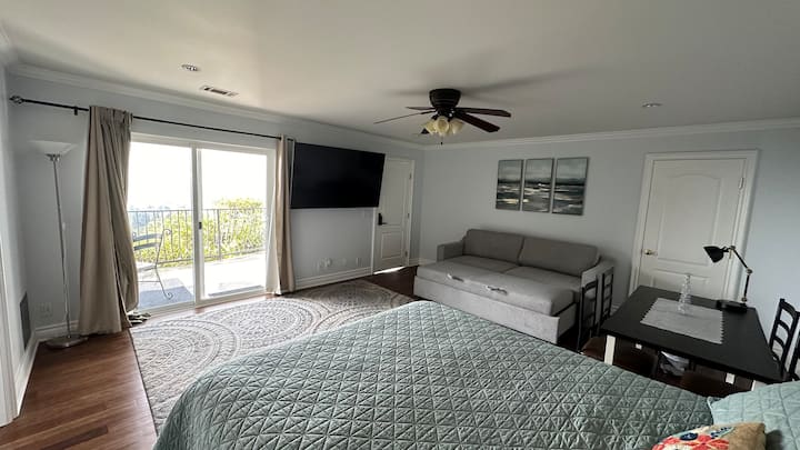 Jetted Tub View Suite: Comfort & Scenic Serenity - Whittier, CA