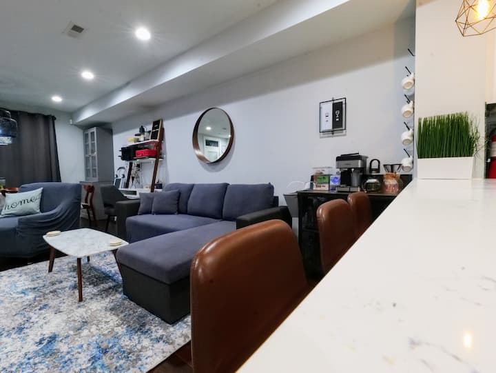 Modern, Chic, & Metro Accessible 3bd, Free Parking - Washington, D.C.