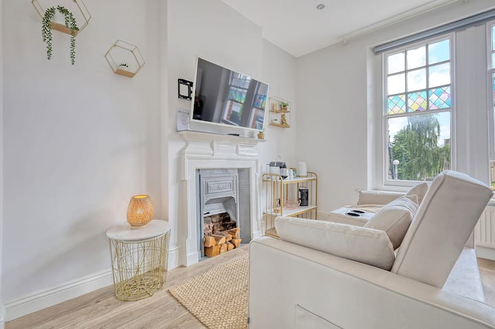 Wanstead Gem! Perfect Location! - London