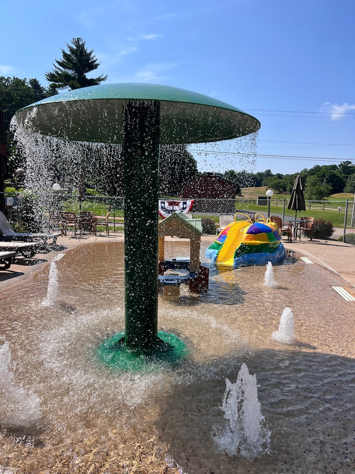 Family Suite: 2 Br, King, Queen, Sofa, Kitchen - Wisconsin Dells, WI