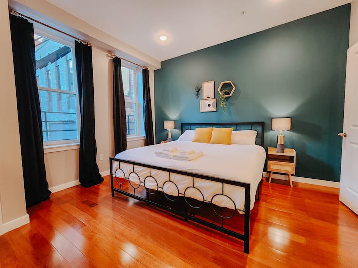 Central Deluxe | 2 King Beds | 65" Tv - Philadelphia Airport (PHL)