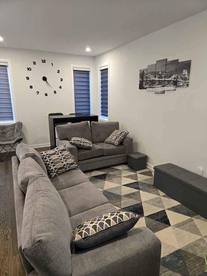 Lovely Modern 4 Bedroom Townhome - Ottawa