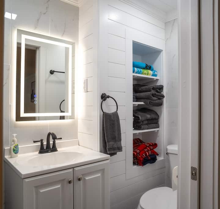 8 Minutes To River St. | Perfect Studio Getaway - Savannah, GA