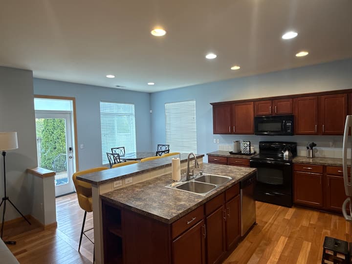 4bd 2.5 Ba/king Beds/ W/d/ Yard - Puyallup, WA