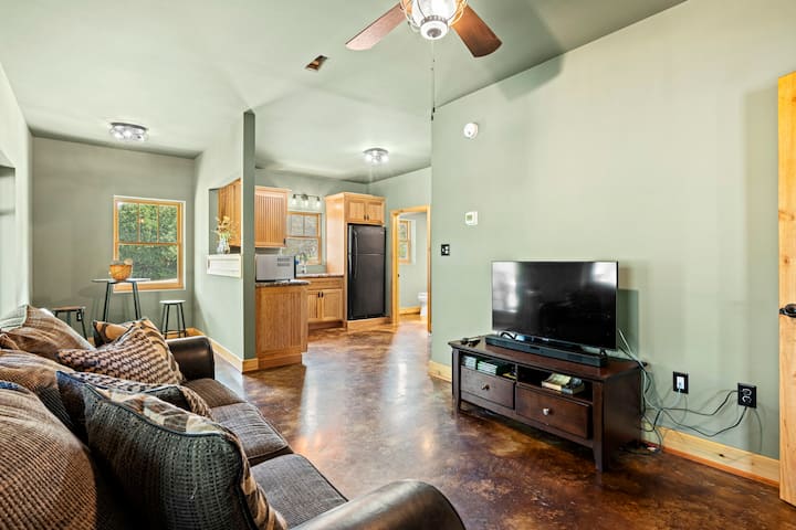 Hideaway Farmhouse Suite On Signal Hill - Williamsport, PA