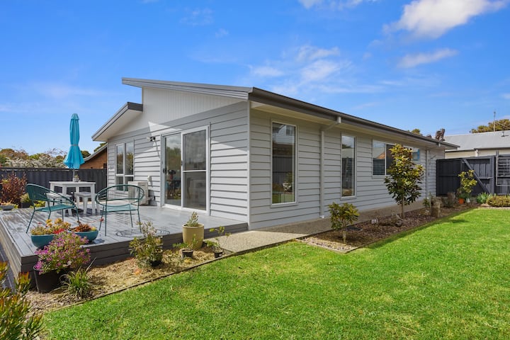 Moore Beach Days!
500m From Beach And Main Street. - Apollo Bay
