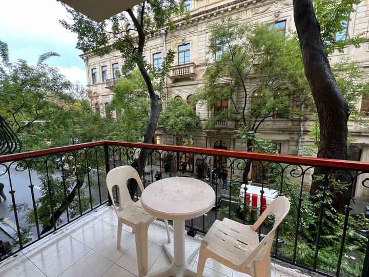 Central Flat With Balcony (1 Min To Nizami Street) - Baku