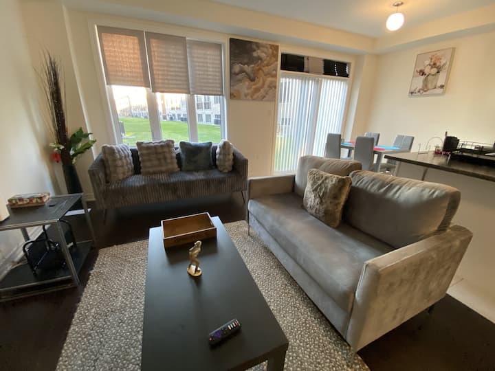 Chic Kleinburg 3br Townhouse For Cozy Getaway - Bolton, ON, Canada