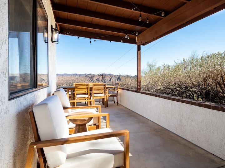 Scenic Mountain Views Cozy Desert Retreat - Morongo Valley, CA