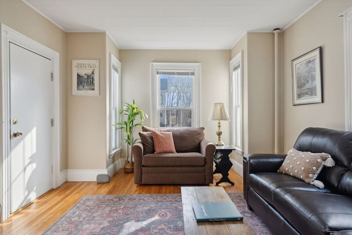 Lg 1st Flr, 2 Bd W/ Parking - Portland, ME