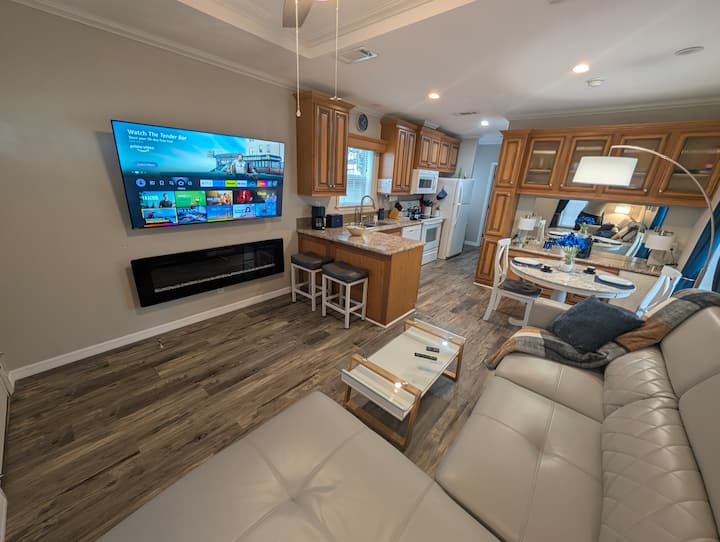 Indigo Lodge. 70" Tv. Patio. Quiet & Free Parking - Deltona, FL