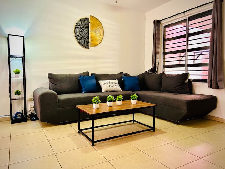 Casa Con Excelente Ubicación Y Comodidad - Monterrey