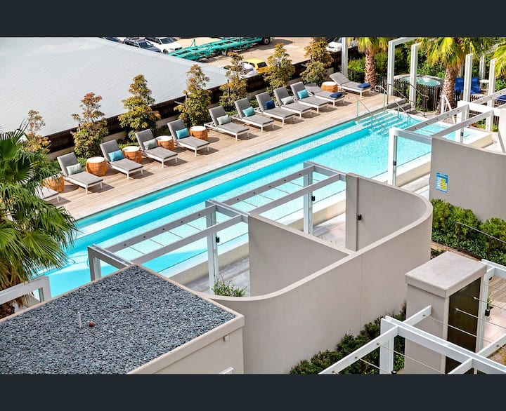 City Meets Bay I Resort Style Pool Gym - Melbourne