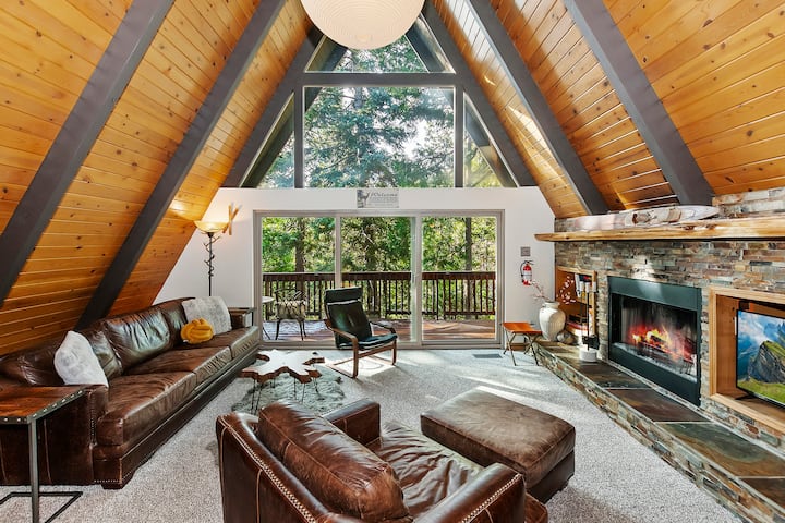 Romantic Spa Cabin | Firepit & Forest Views - Lake Arrowhead, CA