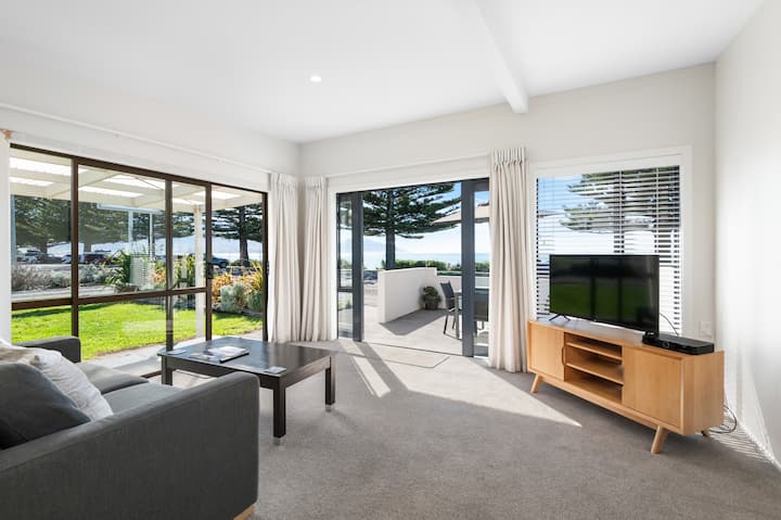 Beachfront Sea Views 1 Bedroom Unit - Kaikōura