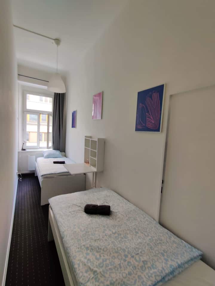 Minimalist Tiny Room Near Center - 프라하