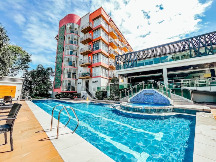 2br W/ Balcony Penthouse, Free Pool, Gym, Billiard - Muntinlupa
