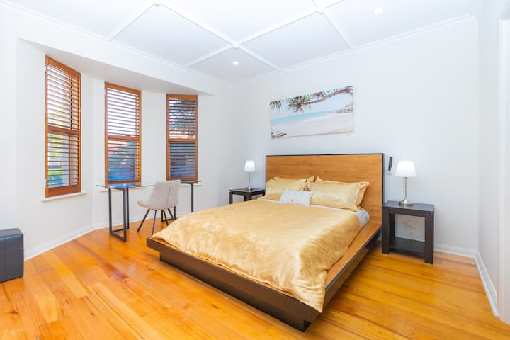 Glenelg House; Modern,5qbed,1cot,3bth, 4tv - Marion