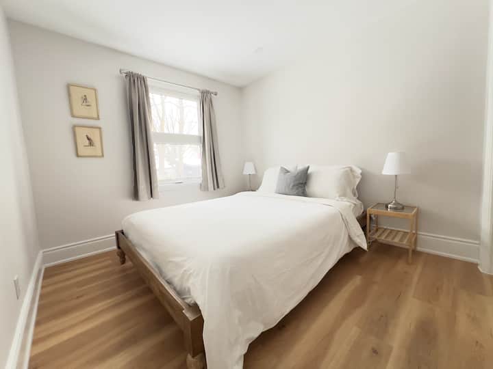 The Blushwood Suite | Mins To Dt & Trails - カナダ ピーターバラ