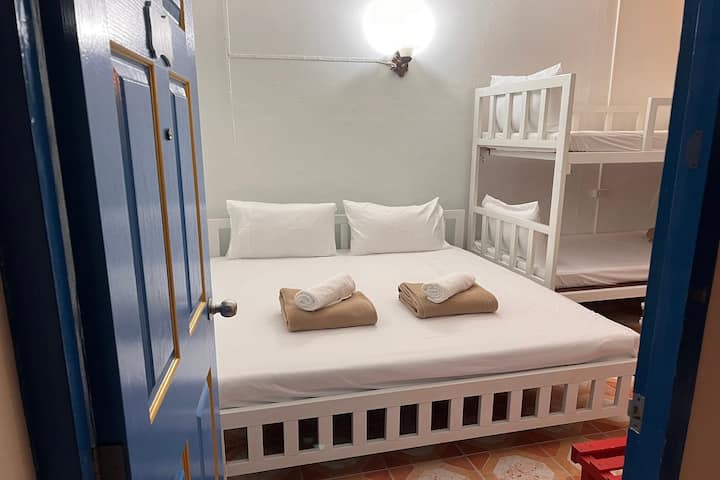 Homey Party Family @ Phuket Old Town Hostel - Phuket district, Thailand