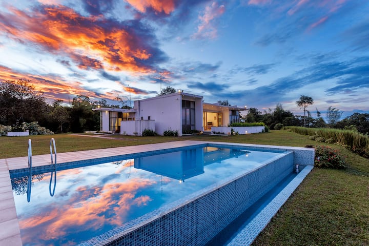 Serene Hilltop Villa With Infinity Pool Near Kochi - Idukki