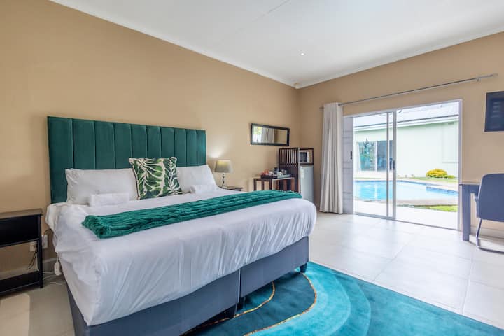 Amazing Spacious Suite - Pool View - East London