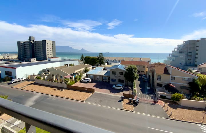 Ocean-view Retreat • Balcony + Fast Wifi - Parklands