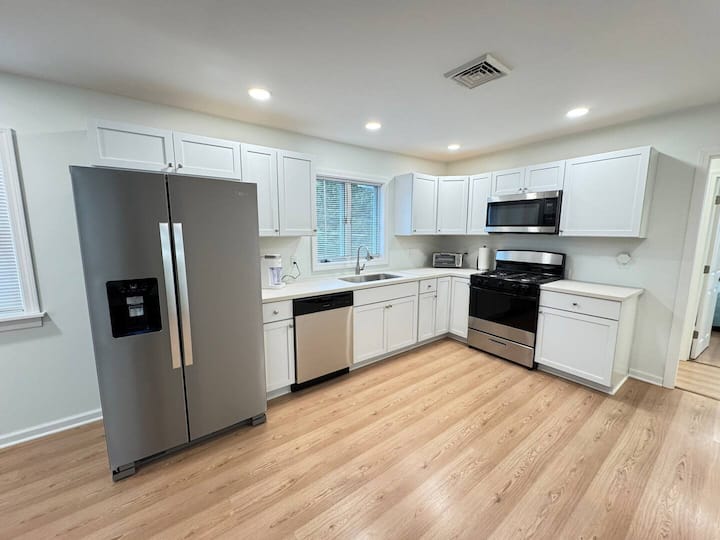 Luxurious Lake Retreat Walk To Lake & Beach
Apt#2 - Lake George, NY