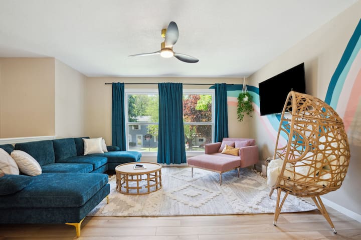Sleeps 10 | Walk To Kinnick | Game Room | Spacious - Iowa City, IA