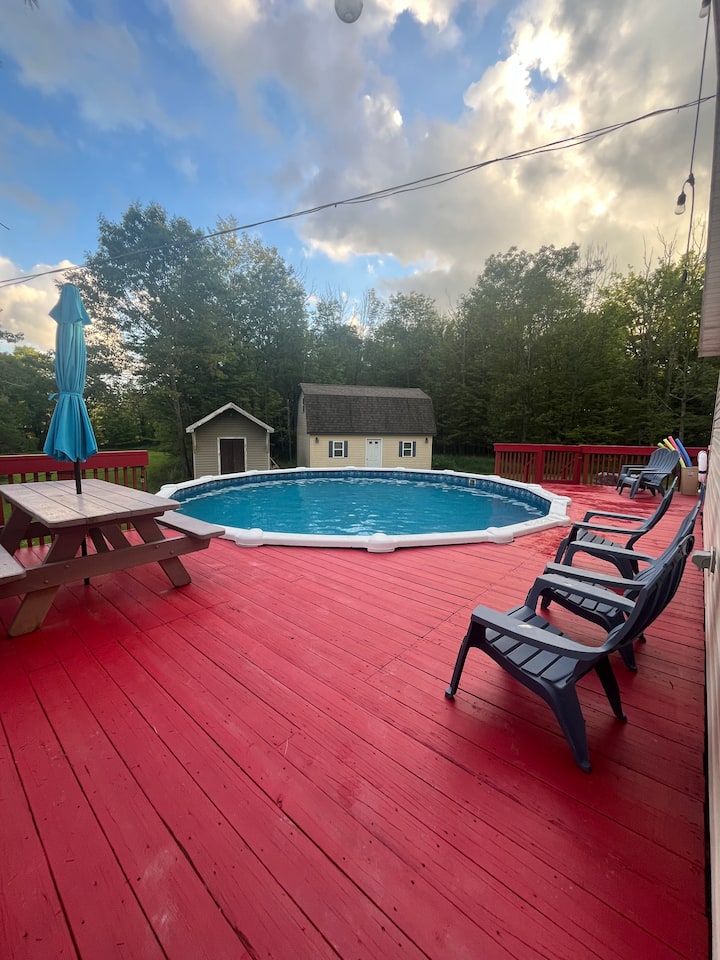 Poconos Escape: Pool, Outdoor Kitchen, King Bed - Waymart, PA