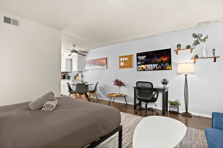 Cozy & Quiet ~ Near Downtown ~ Parking - Austin, TX