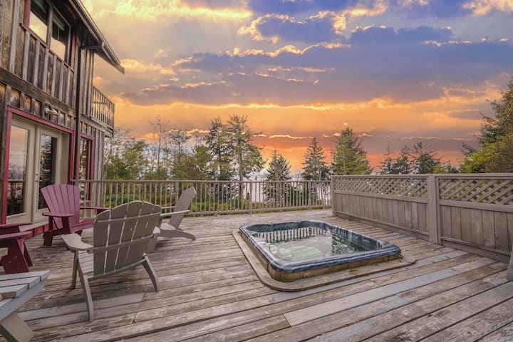 Vancouver Island Forest Getaway + Ocean & Hot Tub - Sooke
