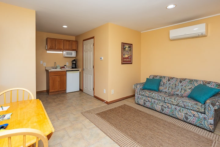 A Suite Place .5 Mi From Beach 1 - Michigan City, IN