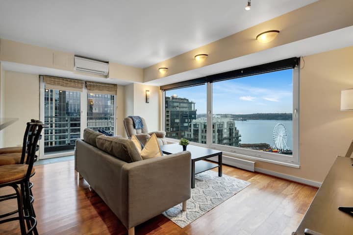 Modern Condo, Gym, Pool, Parking & Balcony Views! - Seattle