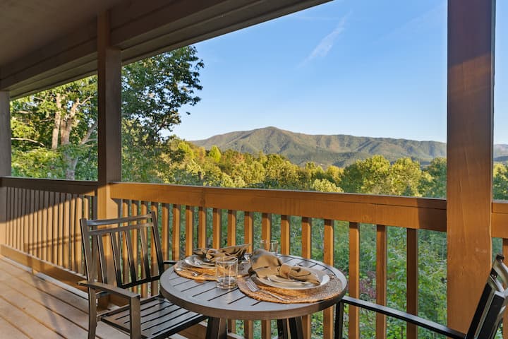 Views For Miles! |Couples Cottage - Wears Valley, TN