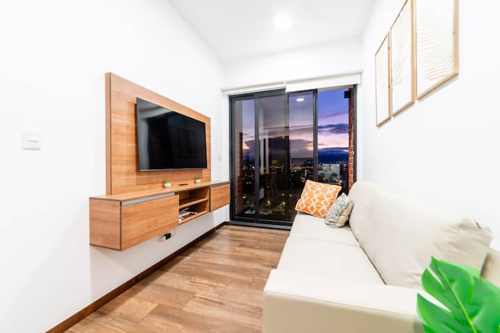 Moderno Y Elegante En Zona 10 Con Piscina - Guatemala