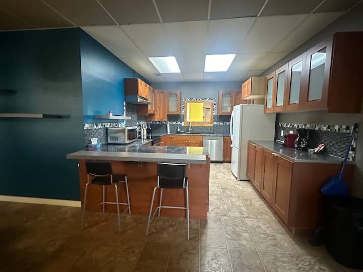 Central & Spacious 3 Bedroom Guest Suite - Hanna