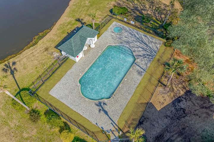 Ground Floor Golf View Condo - Outdoor Pool! - Myrtle Beach