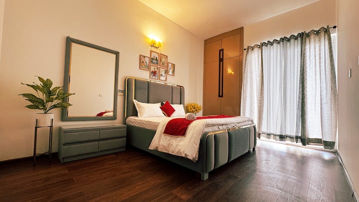 Sky High. Luxurious. Cozy 2bhk. 0 Kms From Delhi - Noida